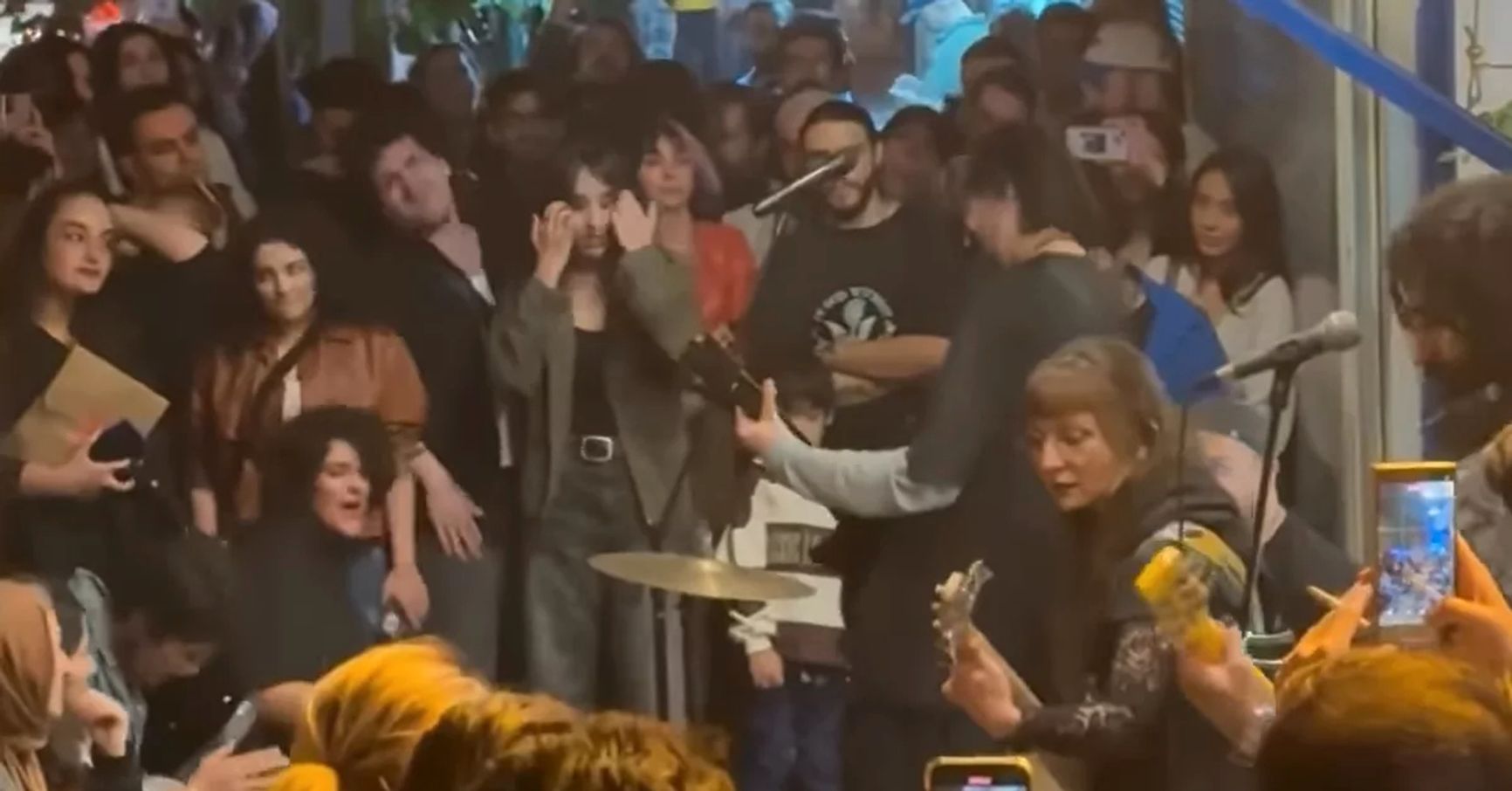 Странная оттепель. Иран ослабил контроль за хиджабами и алкоголем, но ...