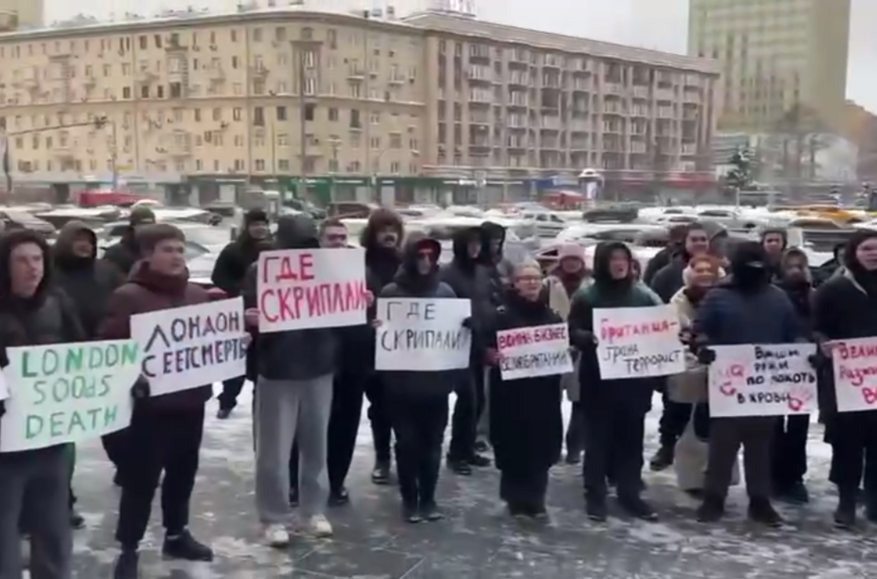 На акции травли британских дипломатов у российского МИДа собрали членов ...